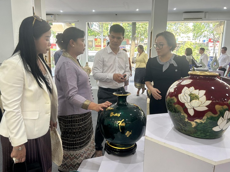 Quảng bá sản phẩm TCMN ngành gốm sứ - sơn mài Thủ đô năm 2023